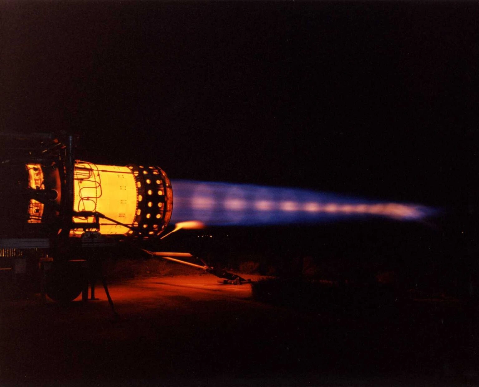 Shock Diamonds: The Fiery Patterns in Rocket Exhaust - Making Sense of ...